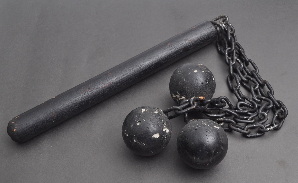 Antiga arma medieval , cabo em madeira com correntes e